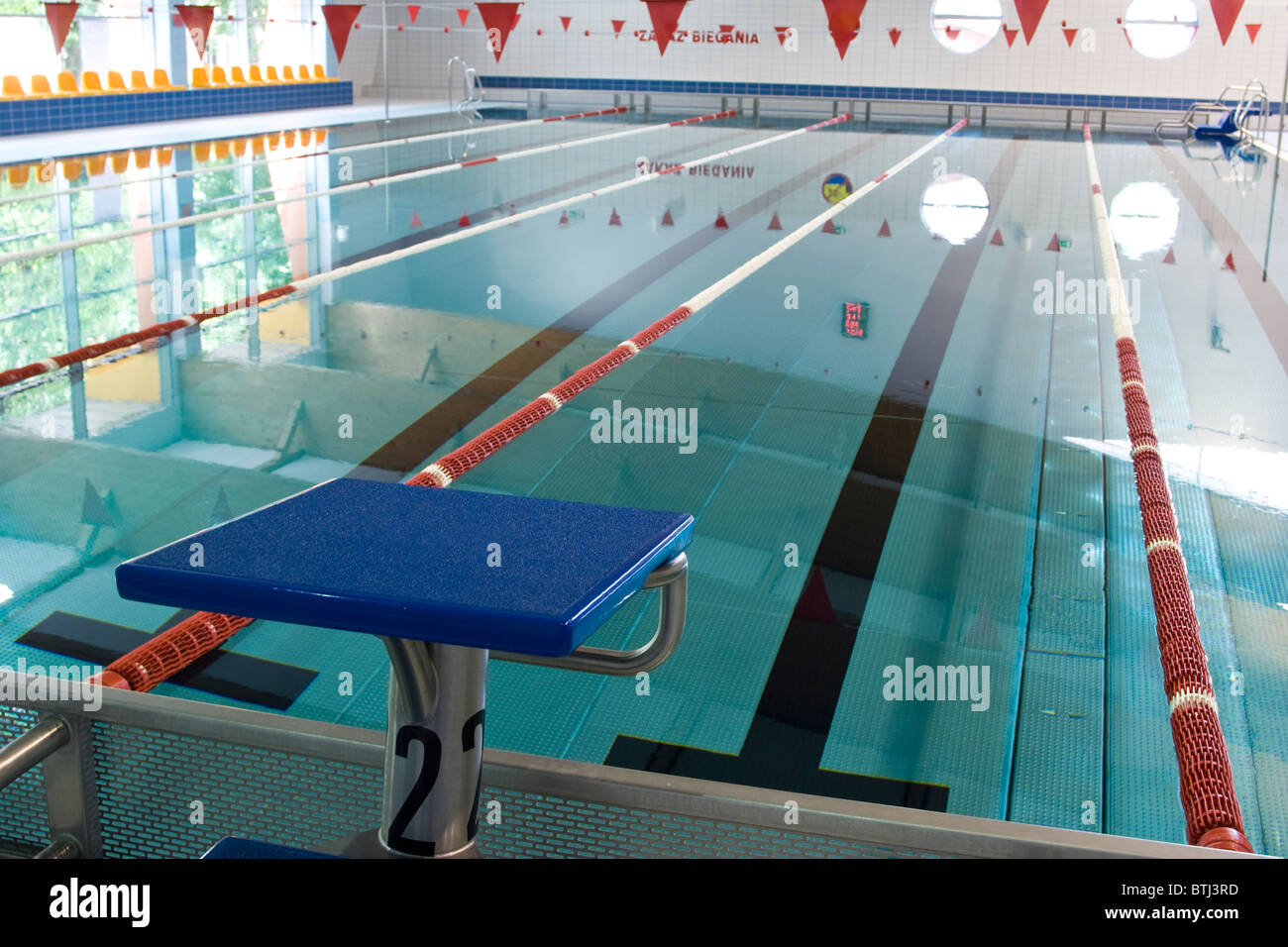 perspective view on starting platform on swimming pool Stock Photo - Alamy