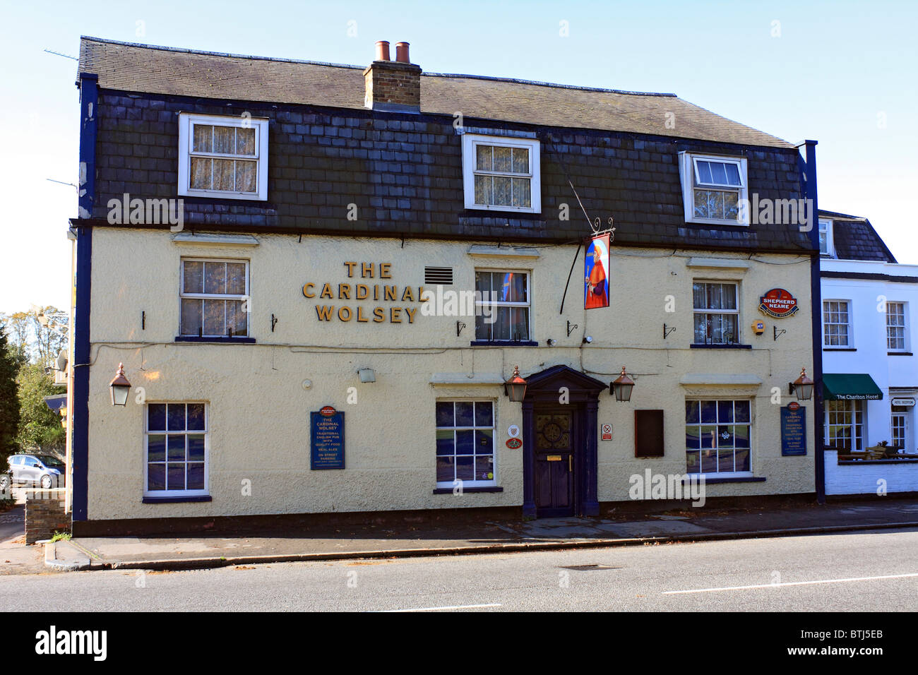 The Cardinal Wolsey Public House near Hampton Court on the River Thames ...
