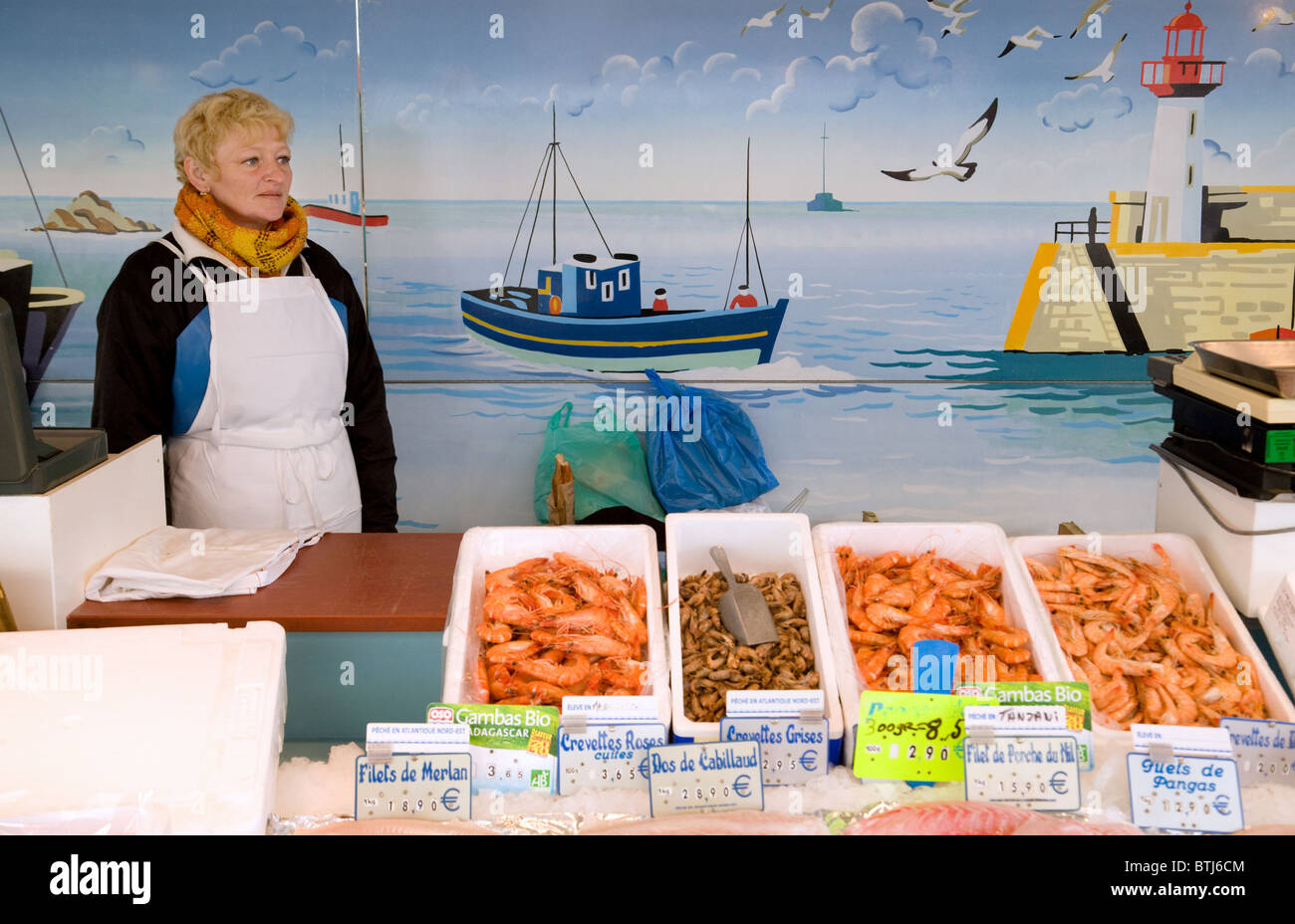 Paris fishmonger hi-res stock photography and images - Alamy