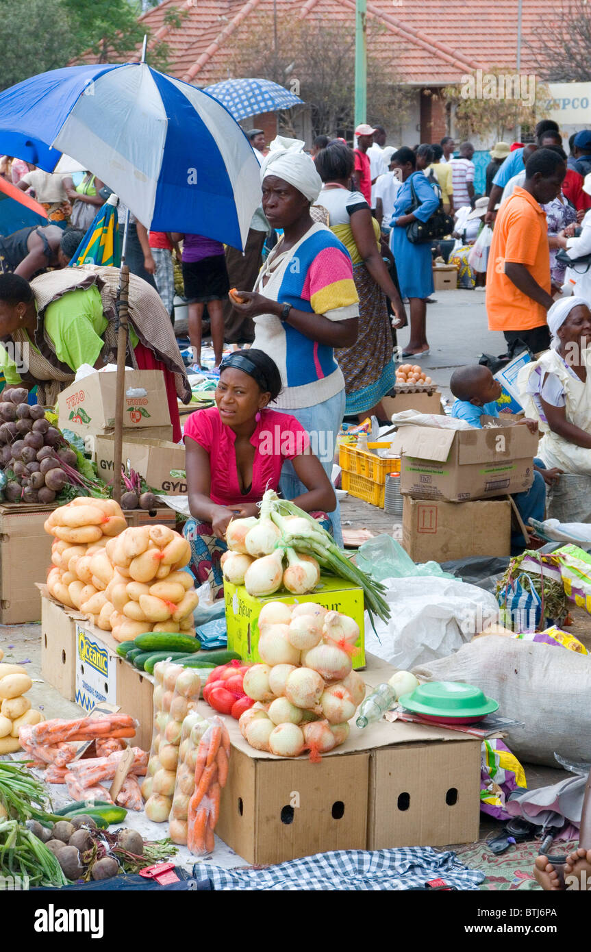 Women traders at a street market in Bulawayo, Zimbabwe Stock Photo - Alamy