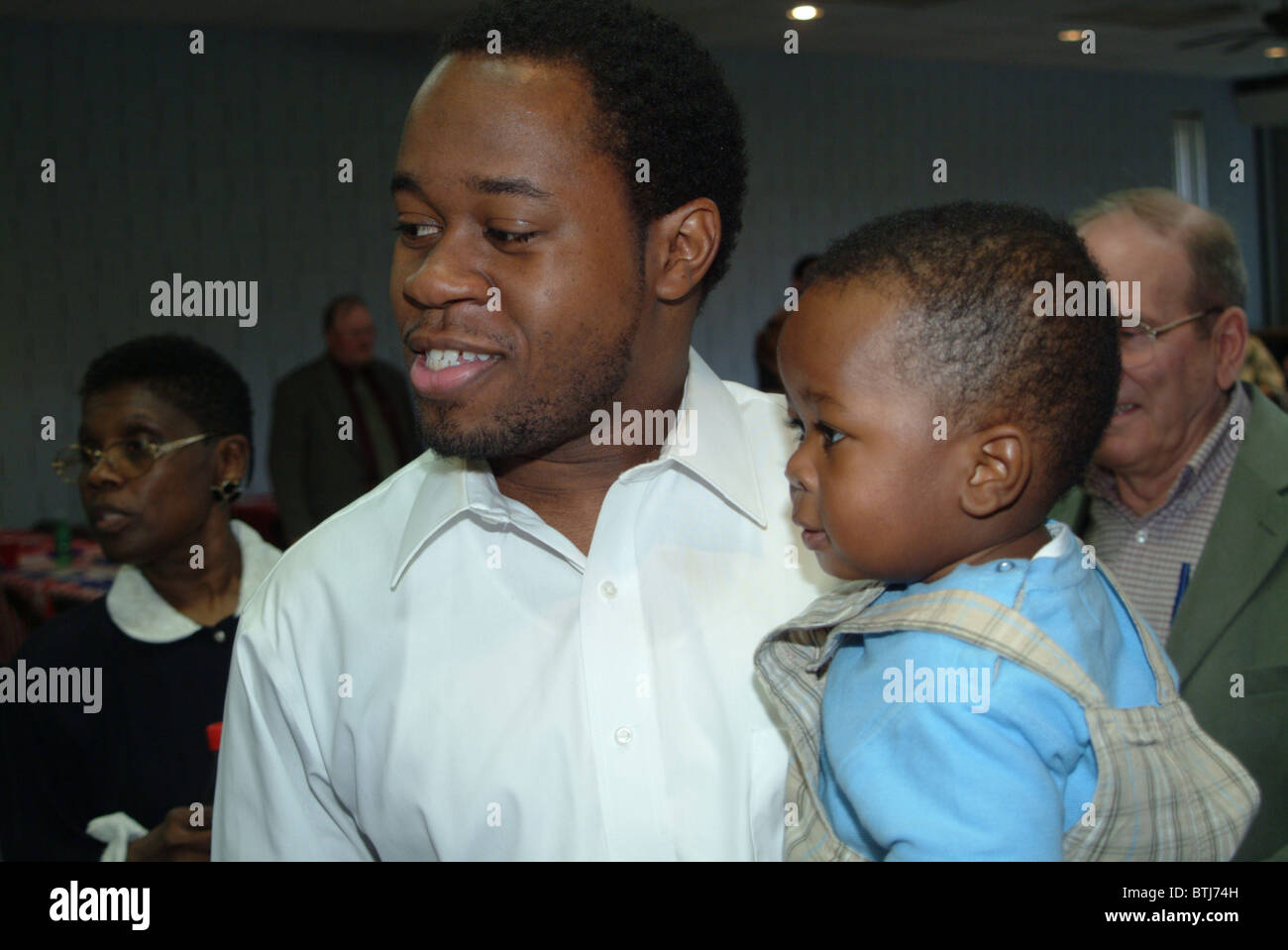 Man holding his child Stock Photo - Alamy