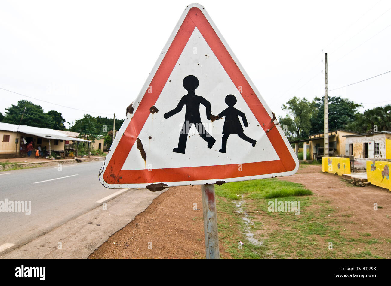 Children crossing sign hi-res stock photography and images - Alamy