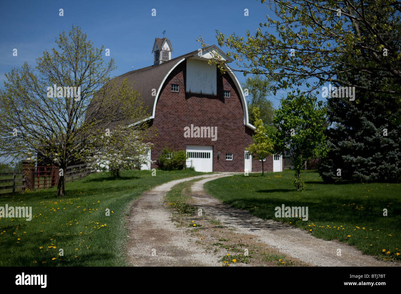 Old brick farm building hi-res stock photography and images - Alamy