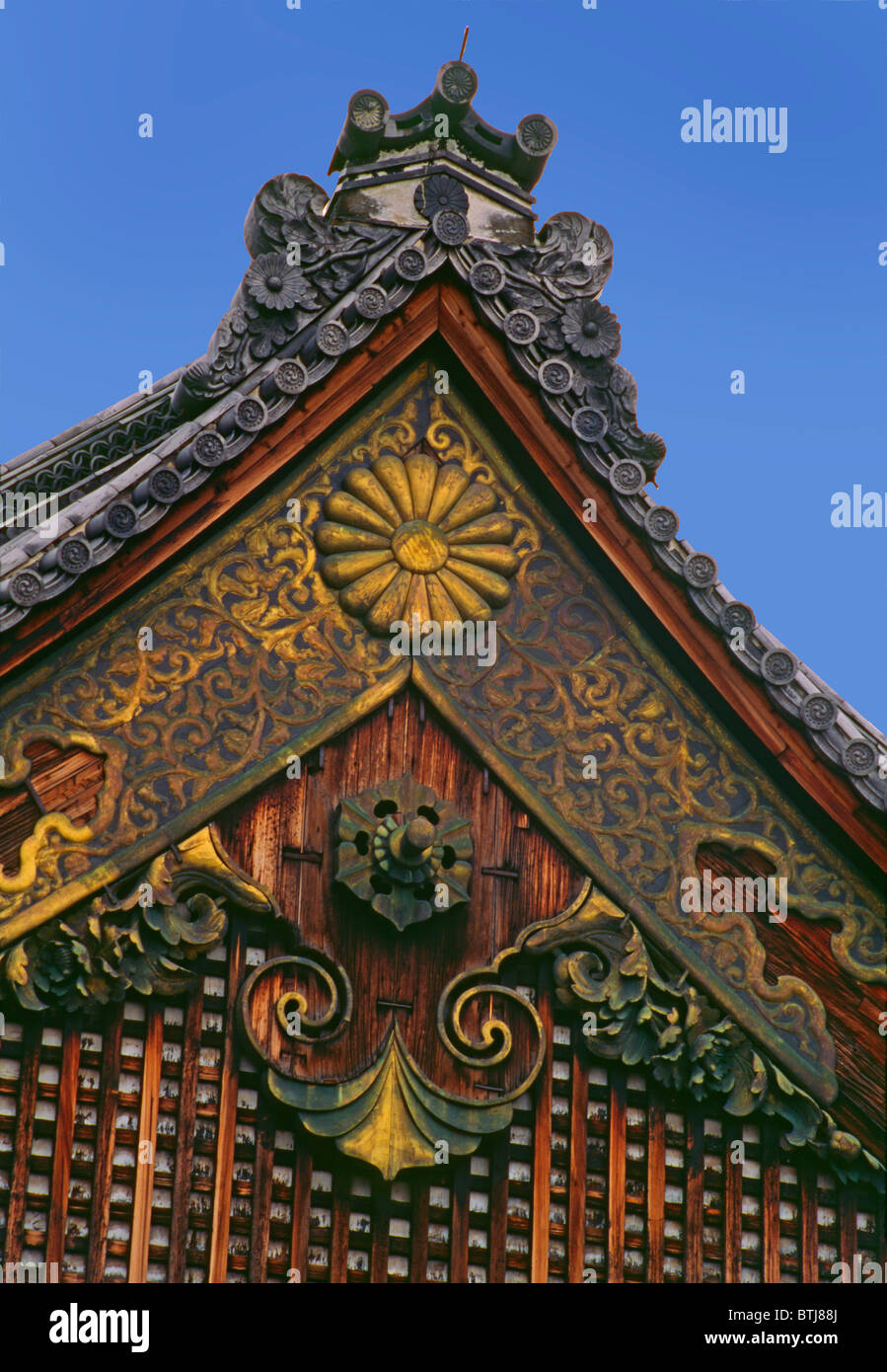 Roof tiles japanese castle japan hi-res stock photography and images ...