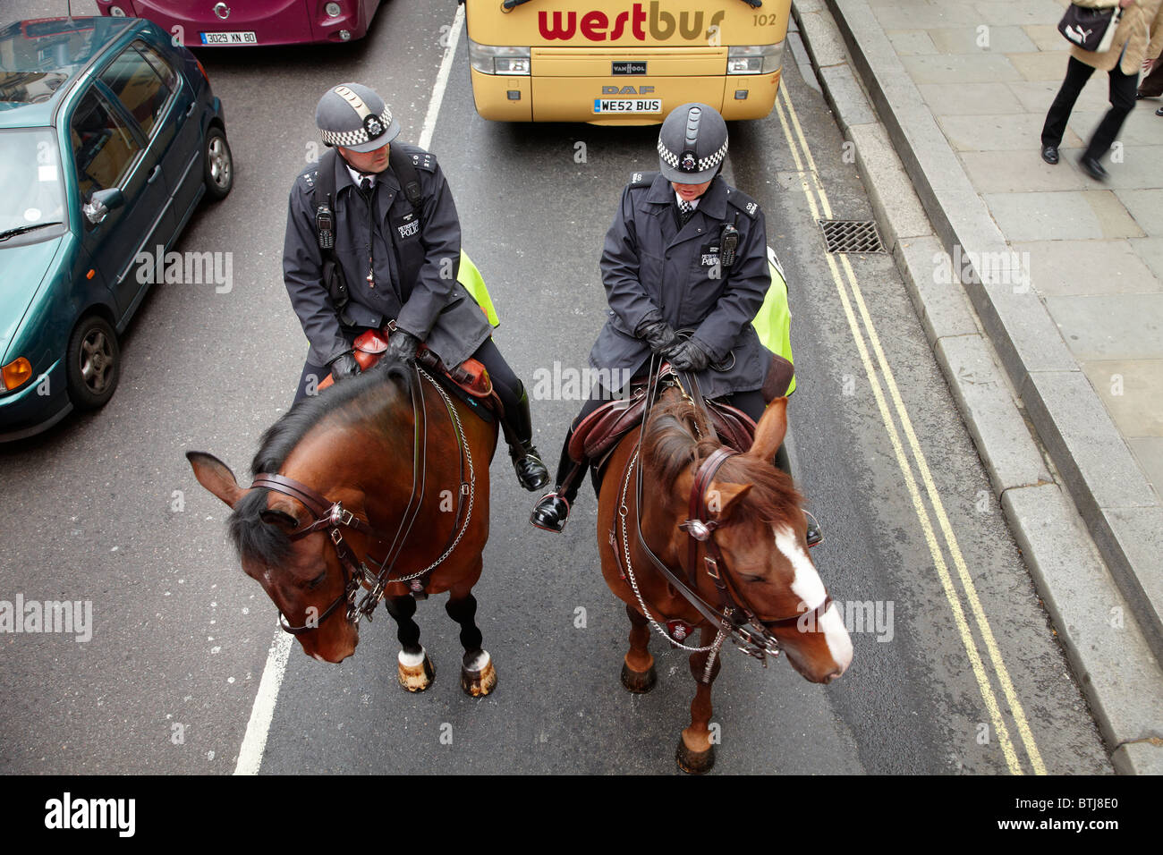 Mounted metropolitan policewomen hi-res stock photography and images ...