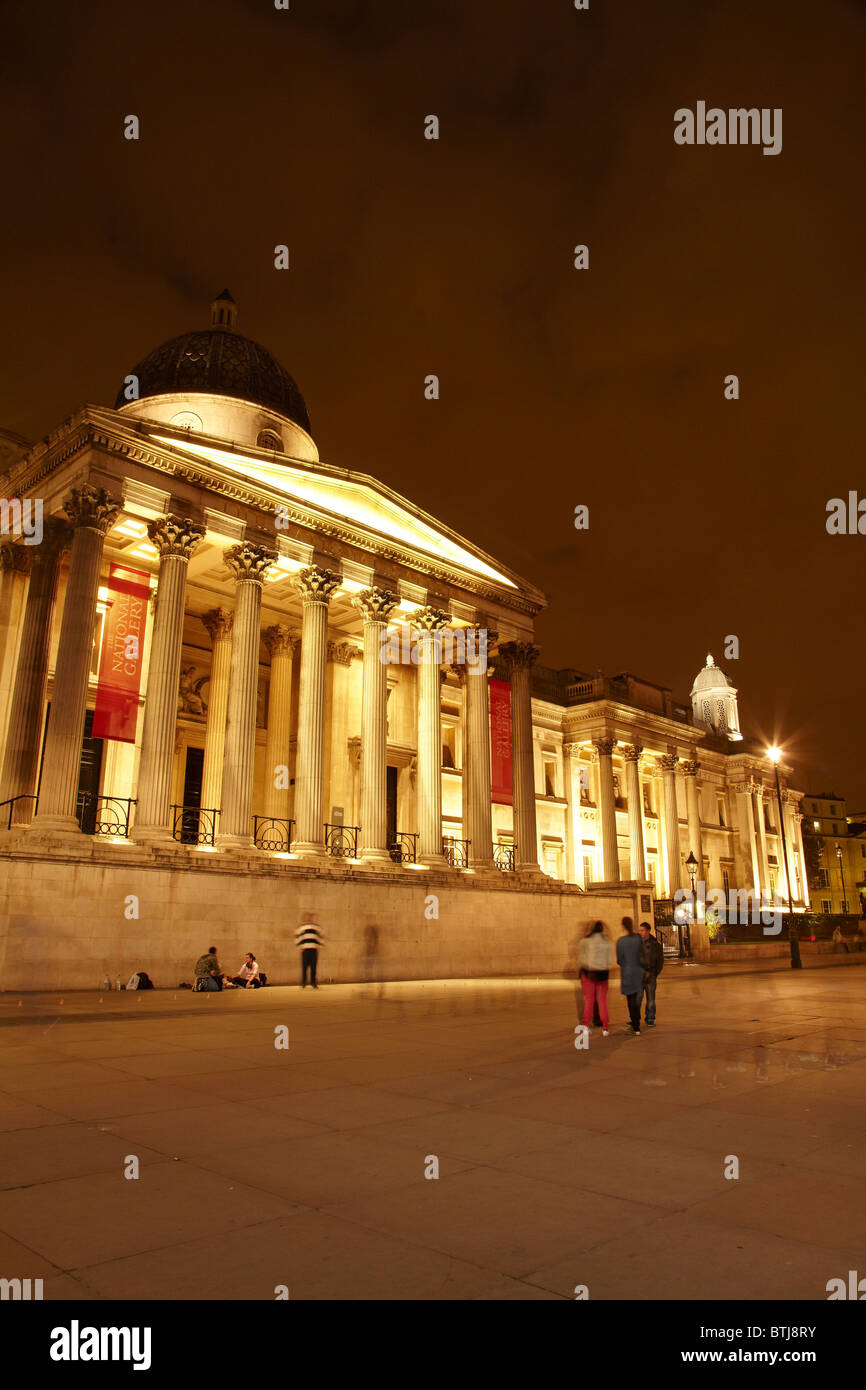 The National Gallery at night, Trafalgar Square, London, England ...