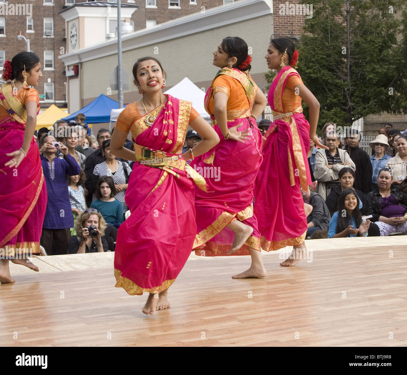 Bangladeshi dancers hi-res stock photography and images - Alamy