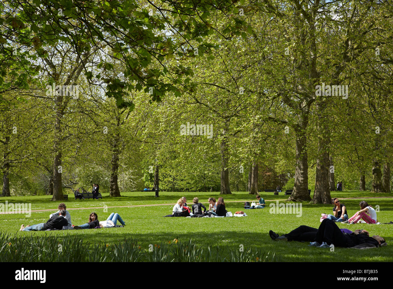 People relaxing in The Green Park, London, England, United Kingdom ...