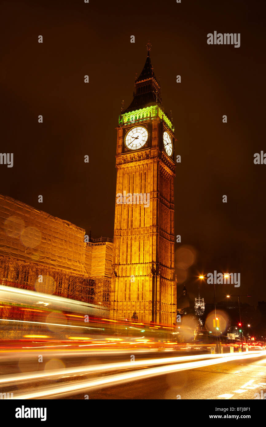 Big Ben and traffic on Westminster Bridge in rain, London, England ...