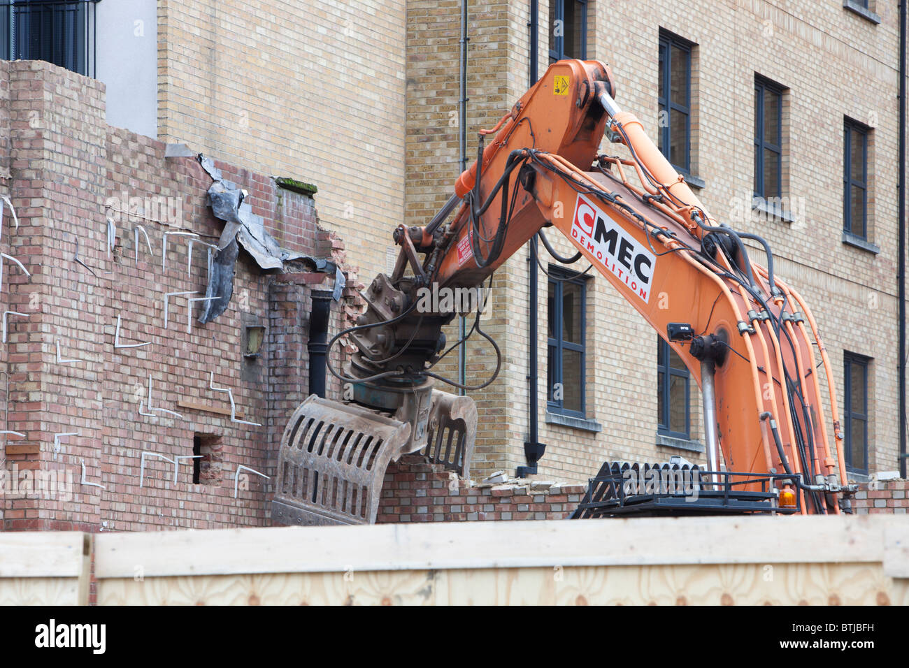 Building being demolished uk hi-res stock photography and images - Alamy