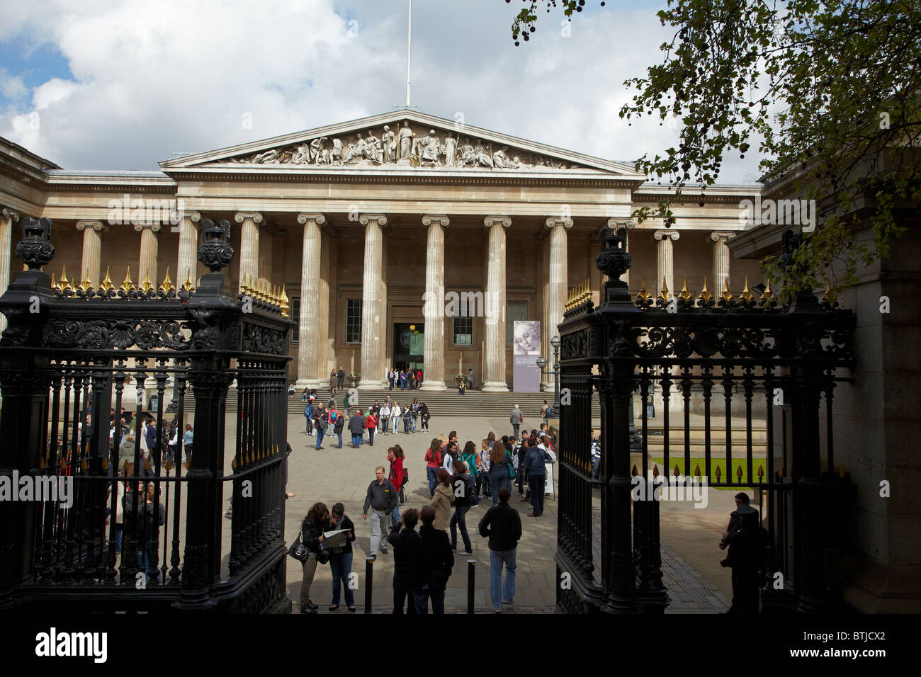 The british museum london crowd hi-res stock photography and images - Alamy