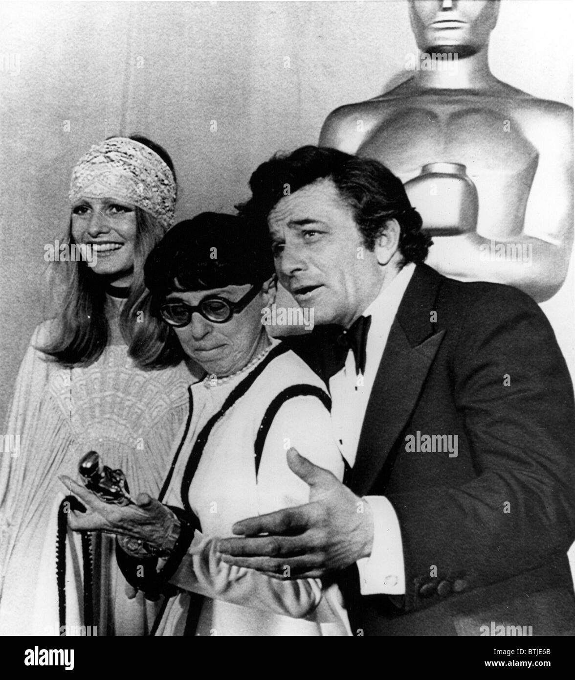 EDITH HEAD (center), flanked by Twiggy and Peter Falk as she accepts ...