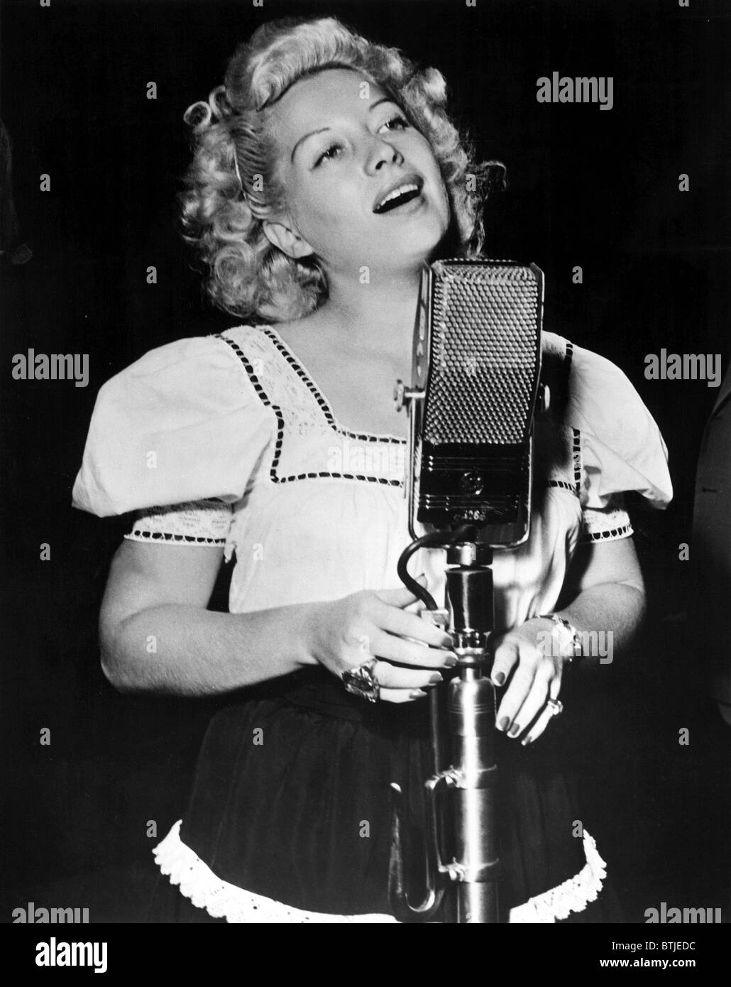Helen Forrest singing for the G.I.'s in 1944 Stock Photo - Alamy