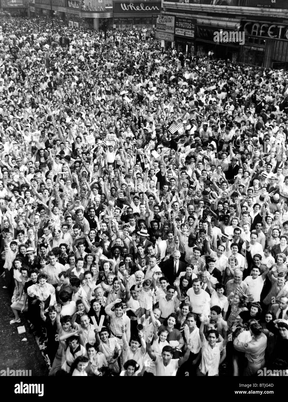 Crowds on the streets of New York celebrating the end of World War II ...