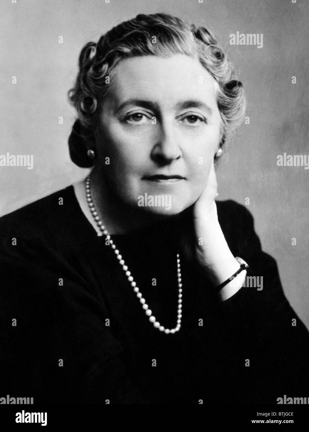 Agatha Christie, 1944. Courtesy: CSU Archives/Everett Collection Stock ...