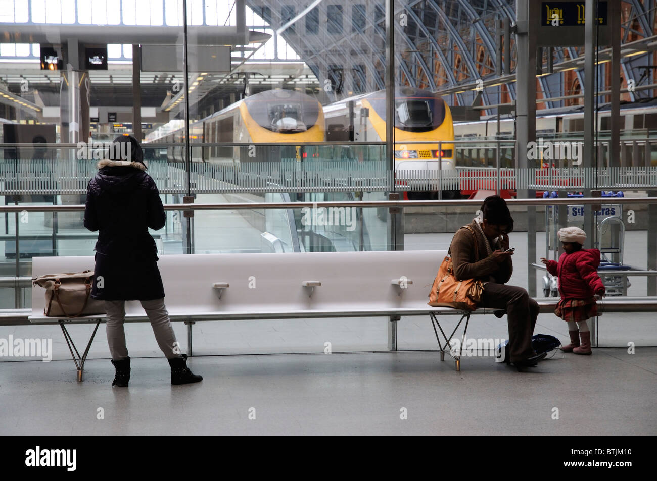 London railway terminal stations hi-res stock photography and images ...