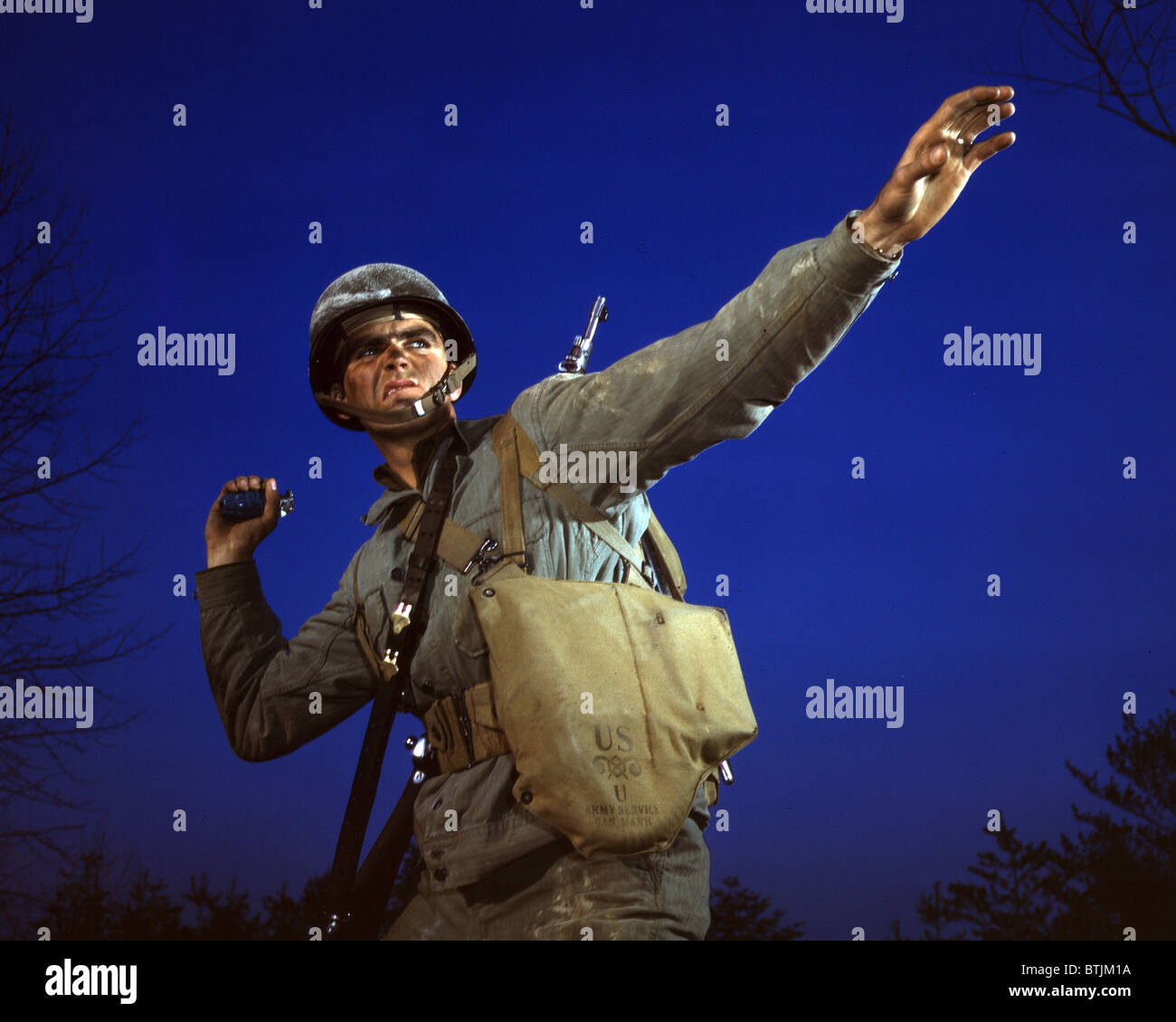 Soldier throwing grenade hi-res stock photography and images - Alamy