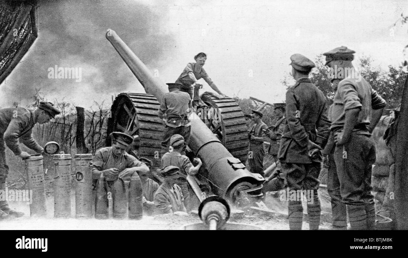 A British heavy gun in action, British soldiers preparing artillery ...