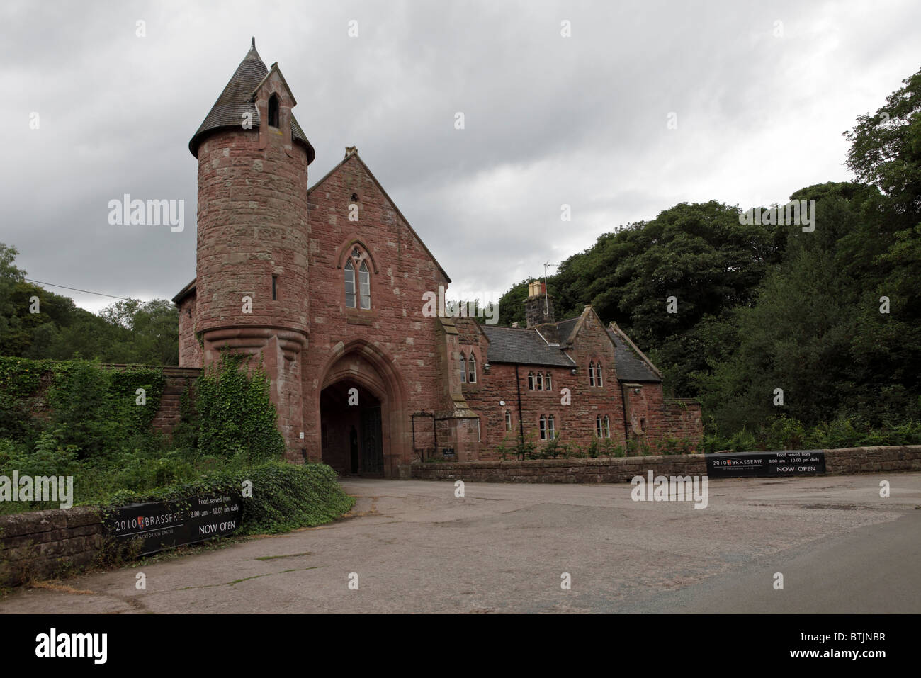 Entrance lodge hi-res stock photography and images - Alamy