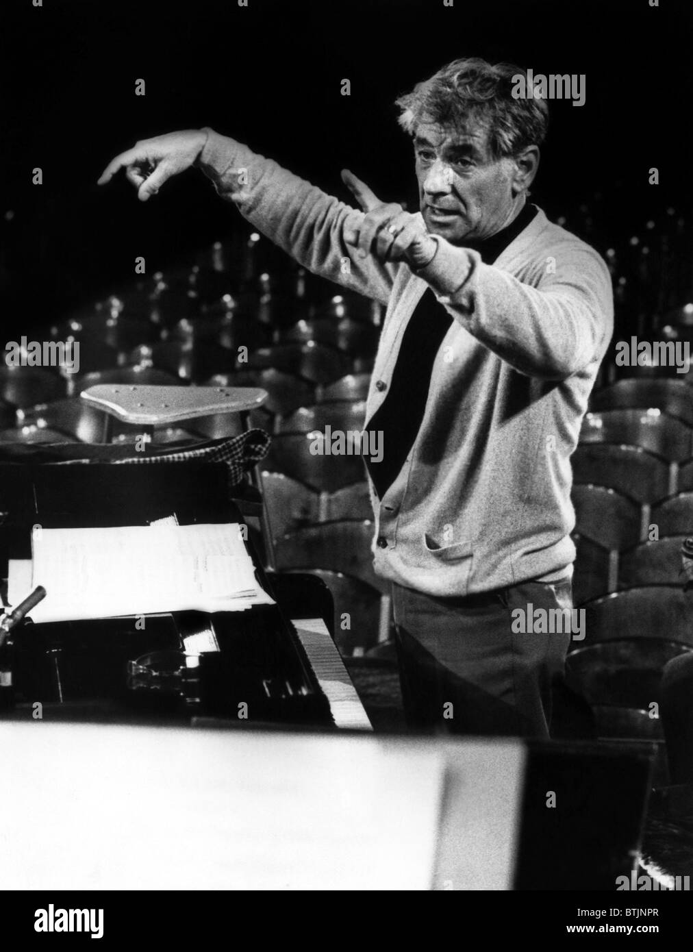 Leonard bernstein conducting hi-res stock photography and images - Alamy