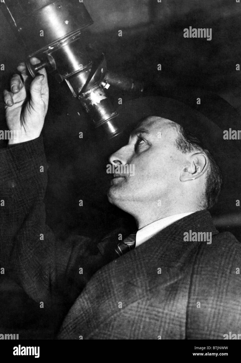 American astronomer Leslie Peltier, (1900-1980), looking through the ...