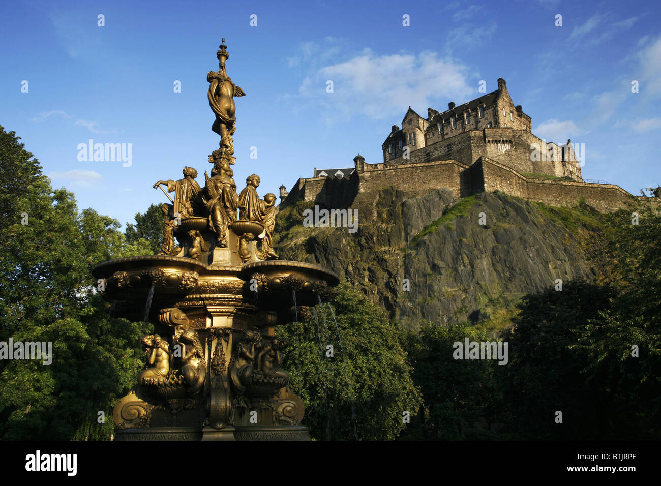 Edinburgh Castle & Ross Fountain, Edinburgh, Scotland Stock Photo - Alamy