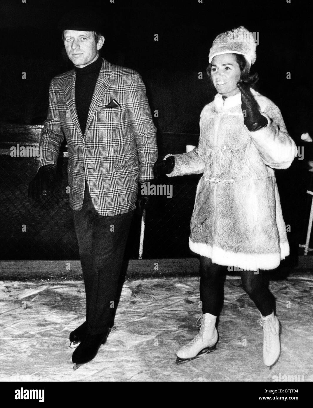 1960s rockefeller center ice skating Black and White Stock Photos ...