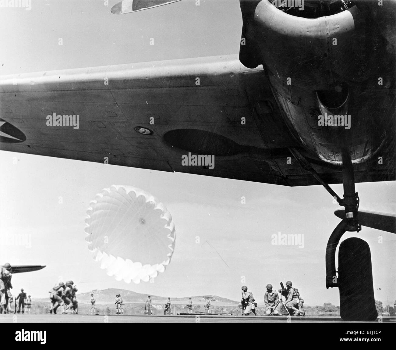 Parachute landing airplane hi-res stock photography and images - Alamy