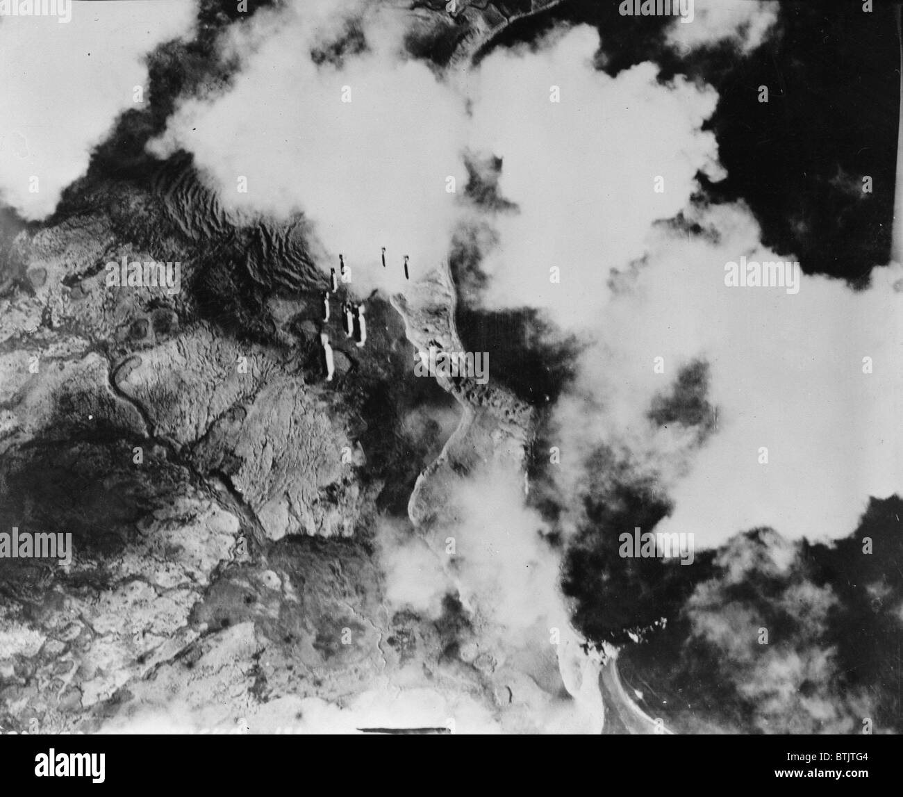 Bombs dropping hi-res stock photography and images - Alamy