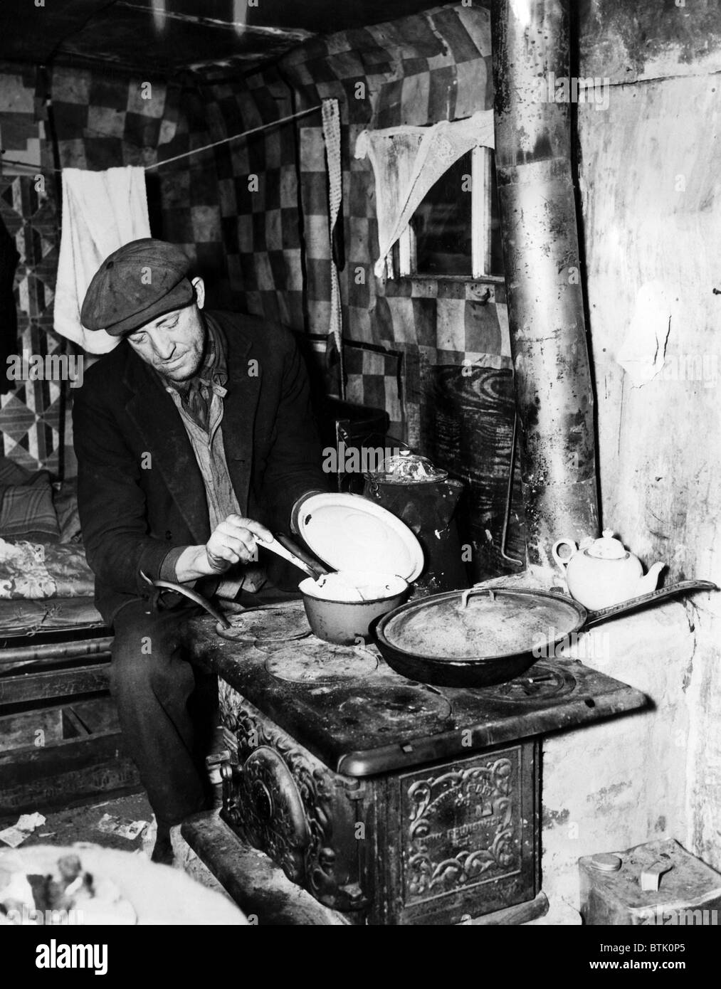 Homeless 1930s hi-res stock photography and images - Alamy