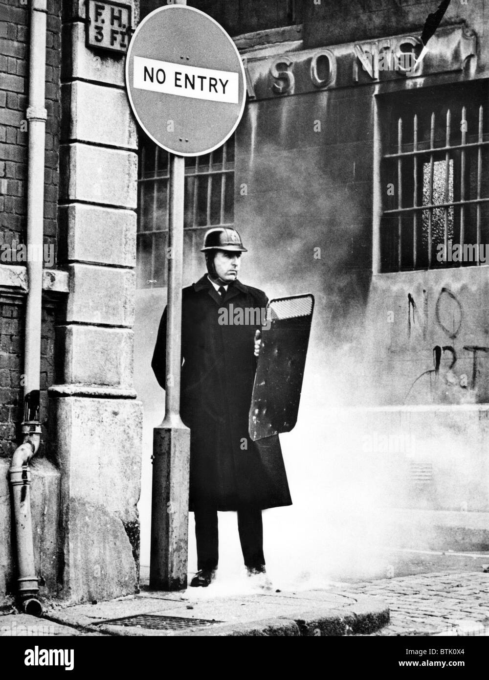 British soldier standing guard in Londonderry, Northern Ireland, 1969 ...
