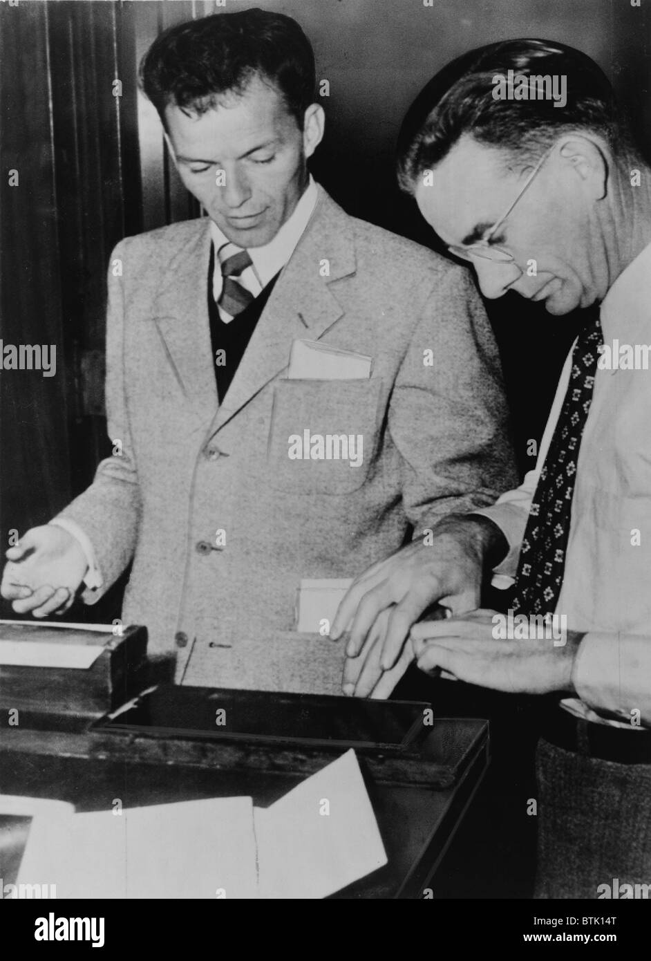 Frank sinatra with gun Black and White Stock Photos & Images - Alamy