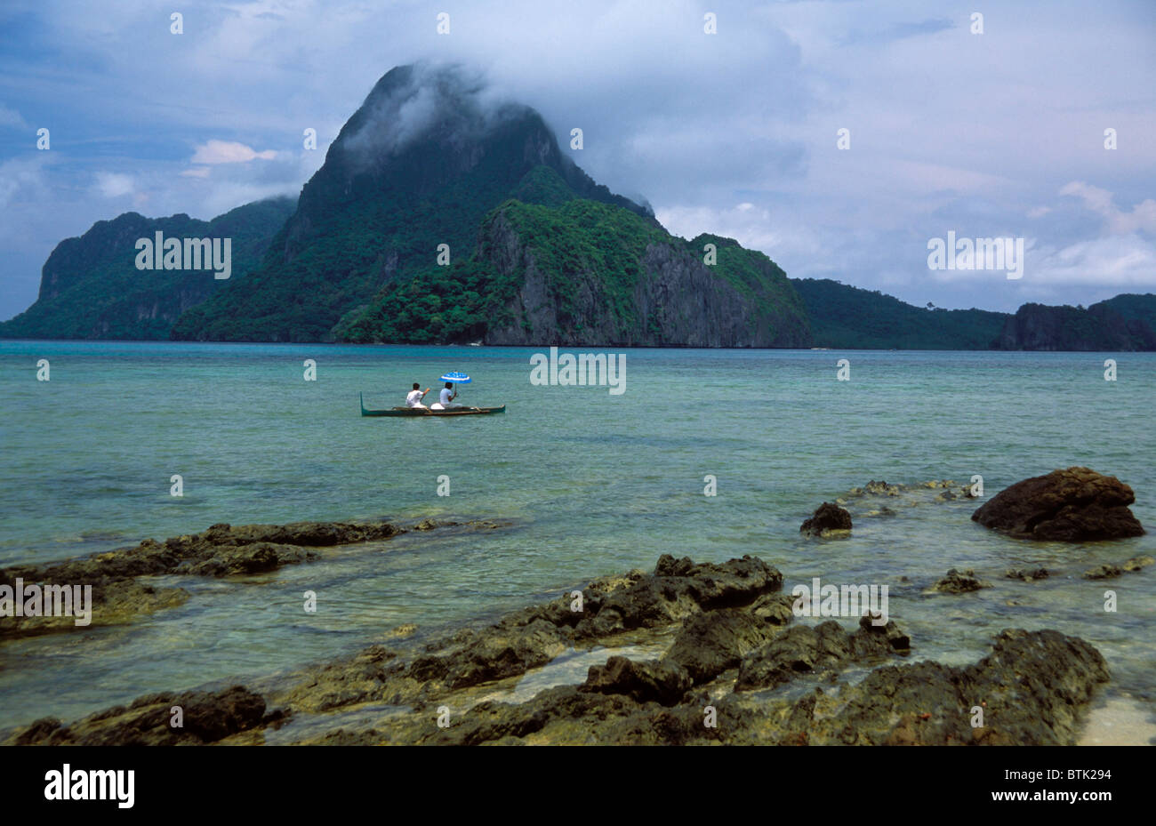 Philippines filipino man paddling canoe hi-res stock photography and ...