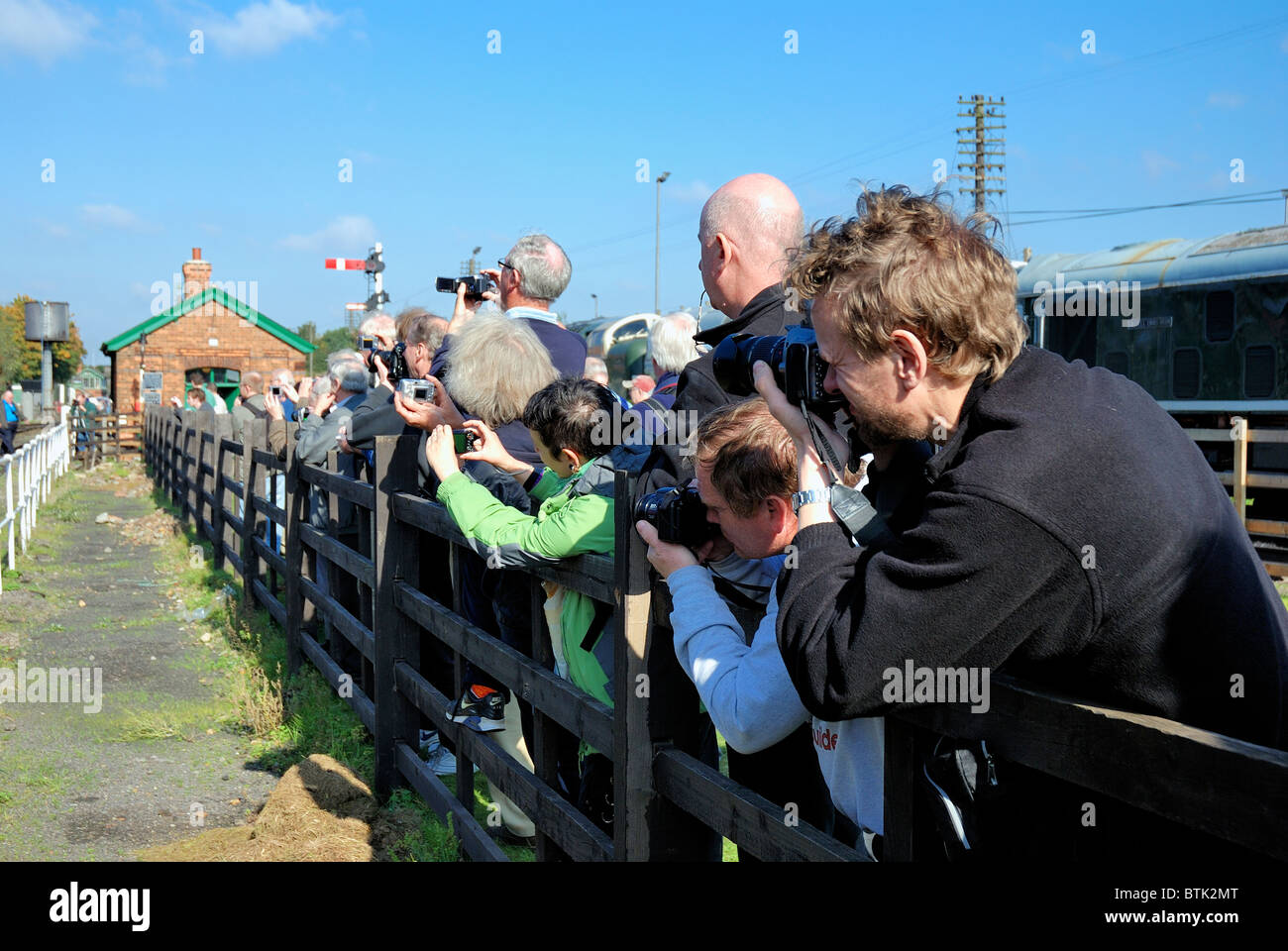 photographers and rail enthusiasts great central railway loughborough ...