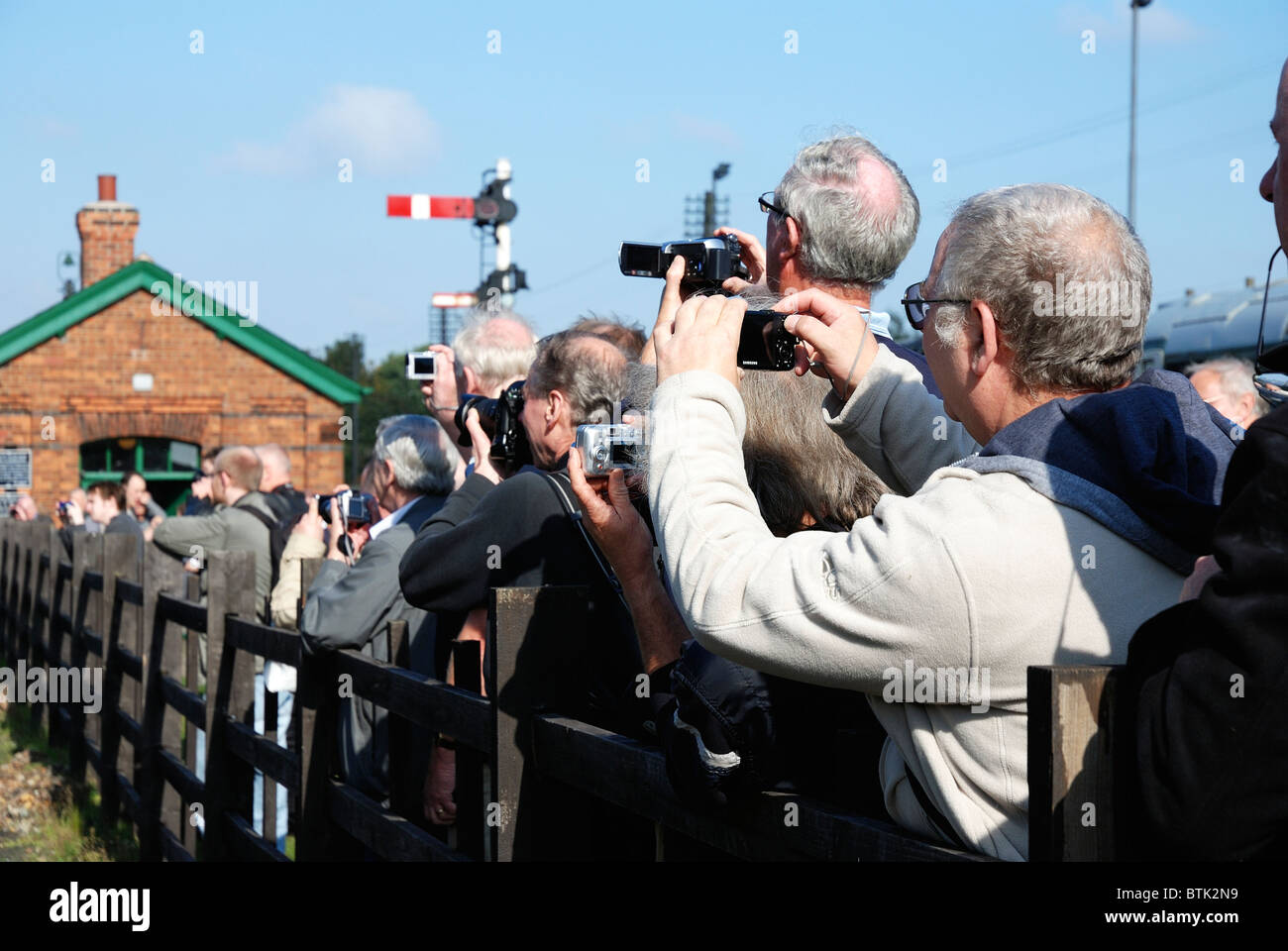 photographers and rail enthusiasts great central railway loughborough ...