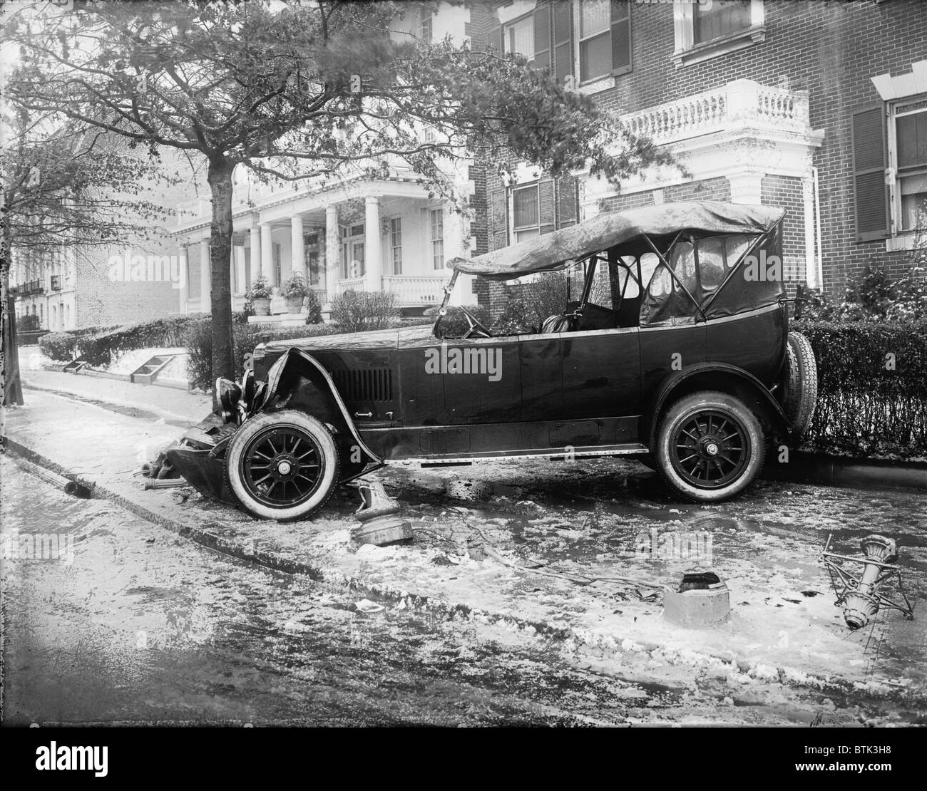 Penrose car accident, side view, photograph, 1920-1921 Stock Photo - Alamy