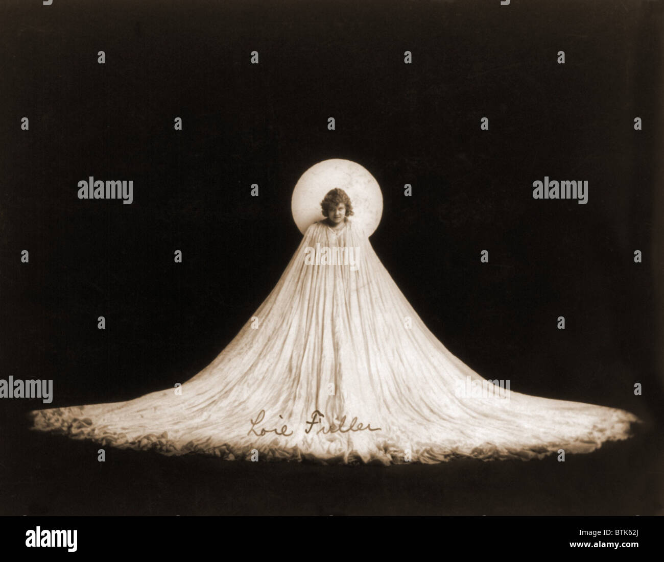 Loie Fuller, (1862-1928), American born dancer who spent most of her ...