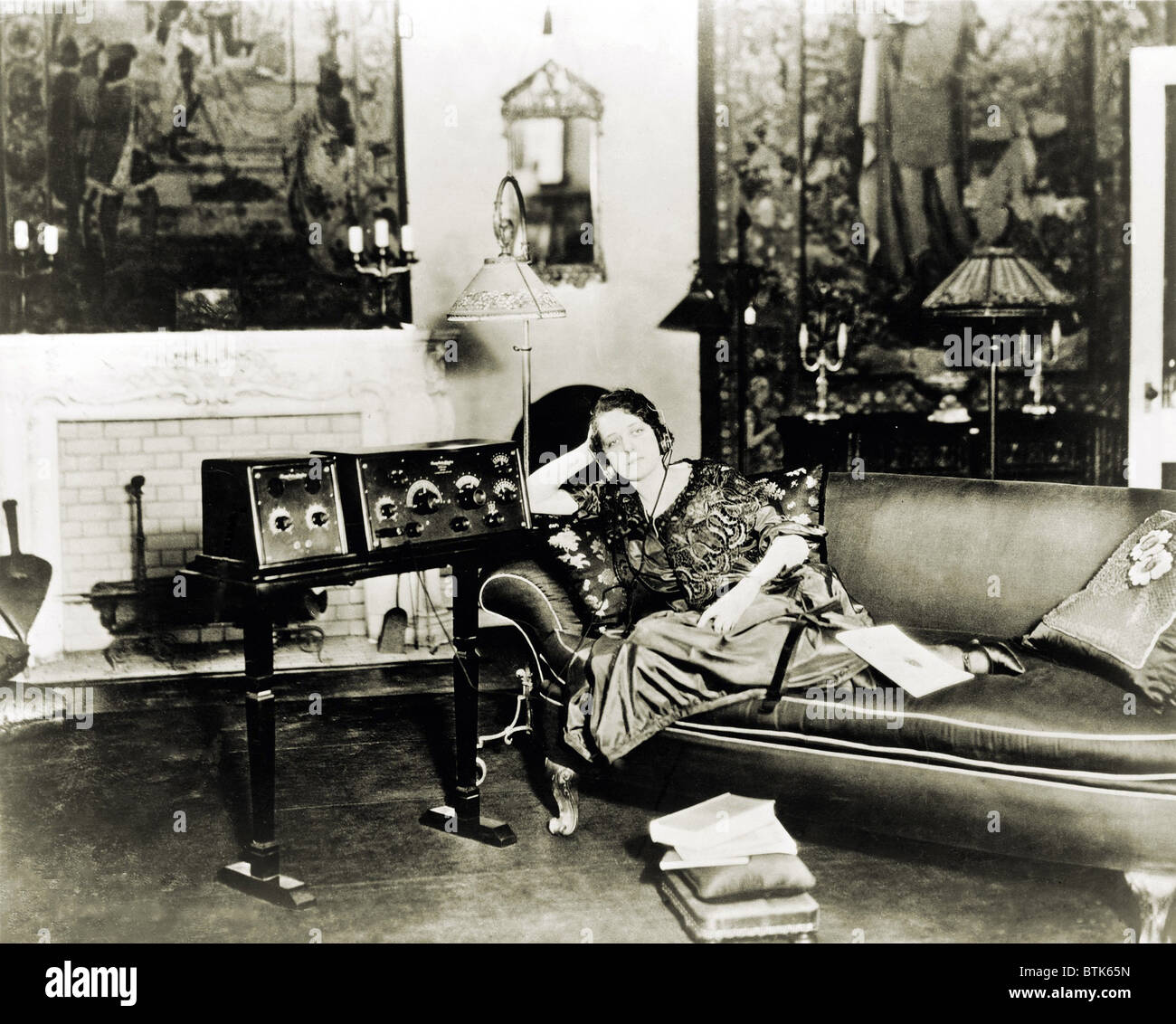 Woman listening radio 1920s hi-res stock photography and images - Alamy