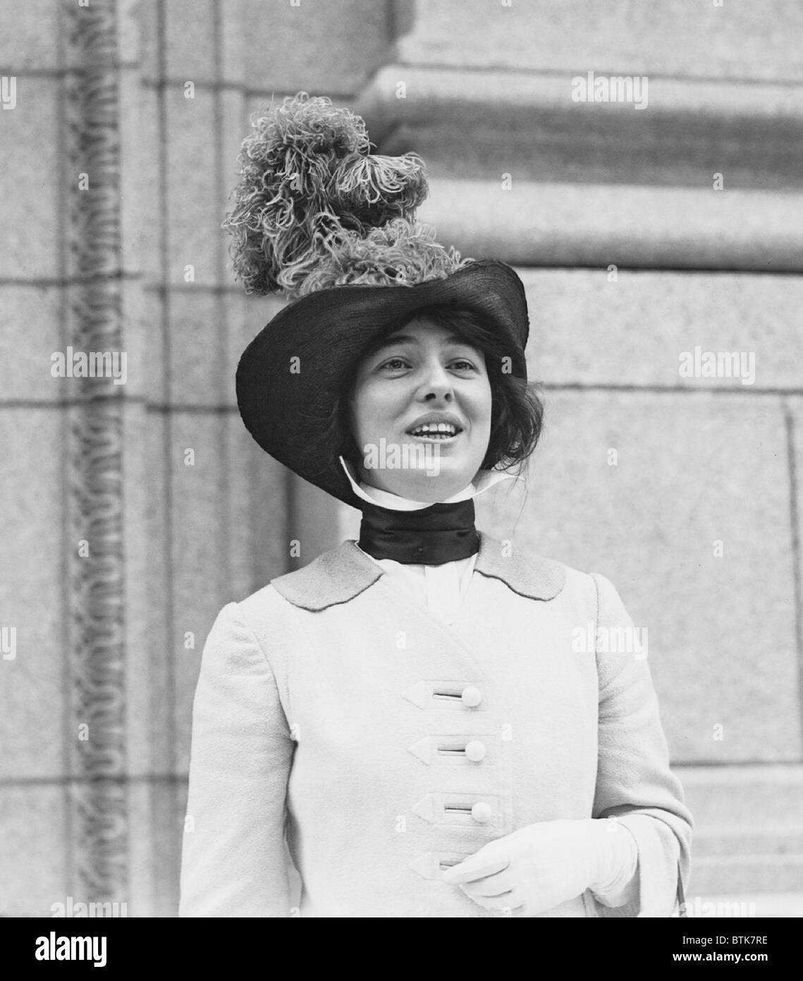 Evelyn Nesbit Thaw (1884-1967), smiling while posing for photographers ...