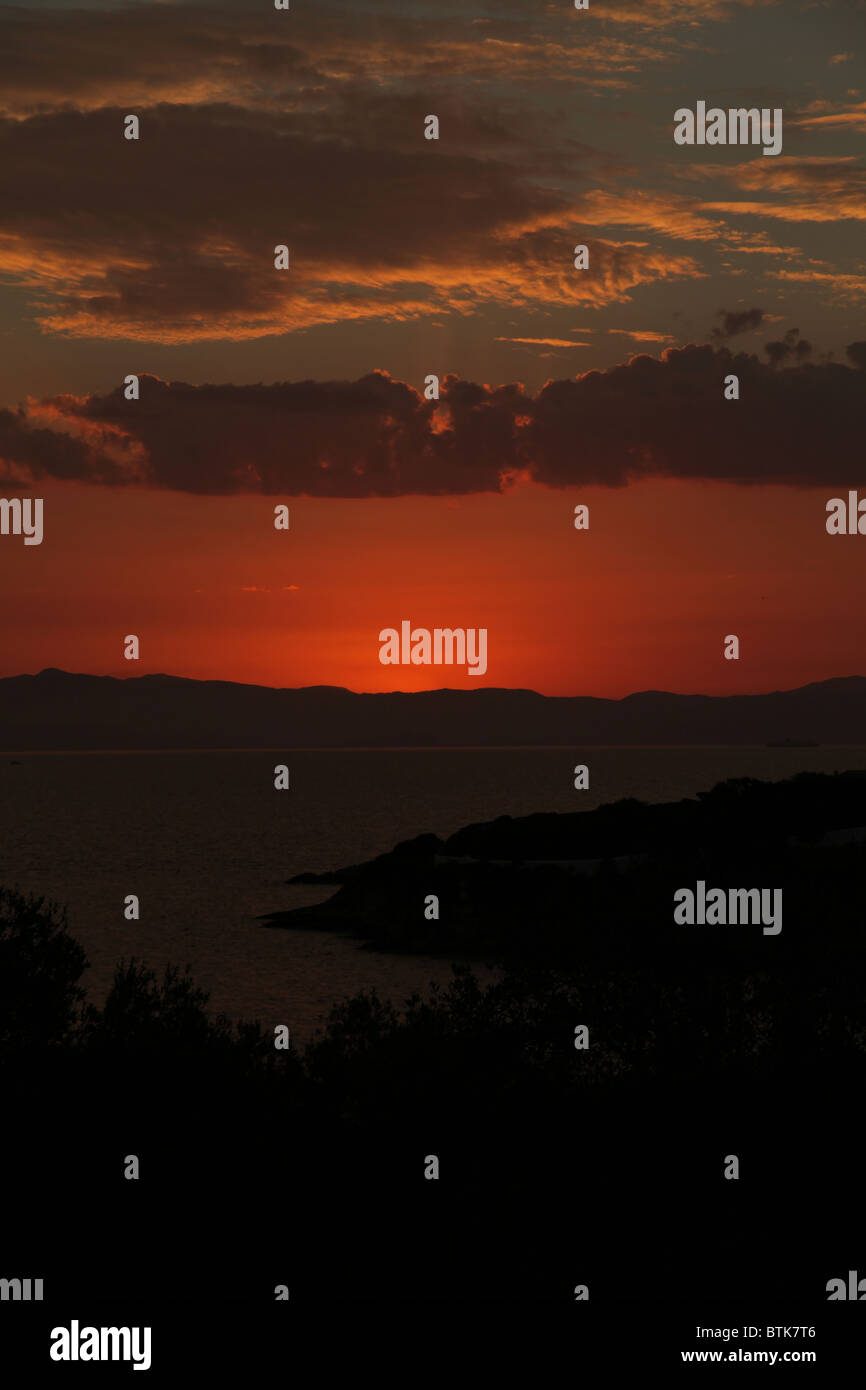 just before the sun rises above the horizon Stock Photo - Alamy