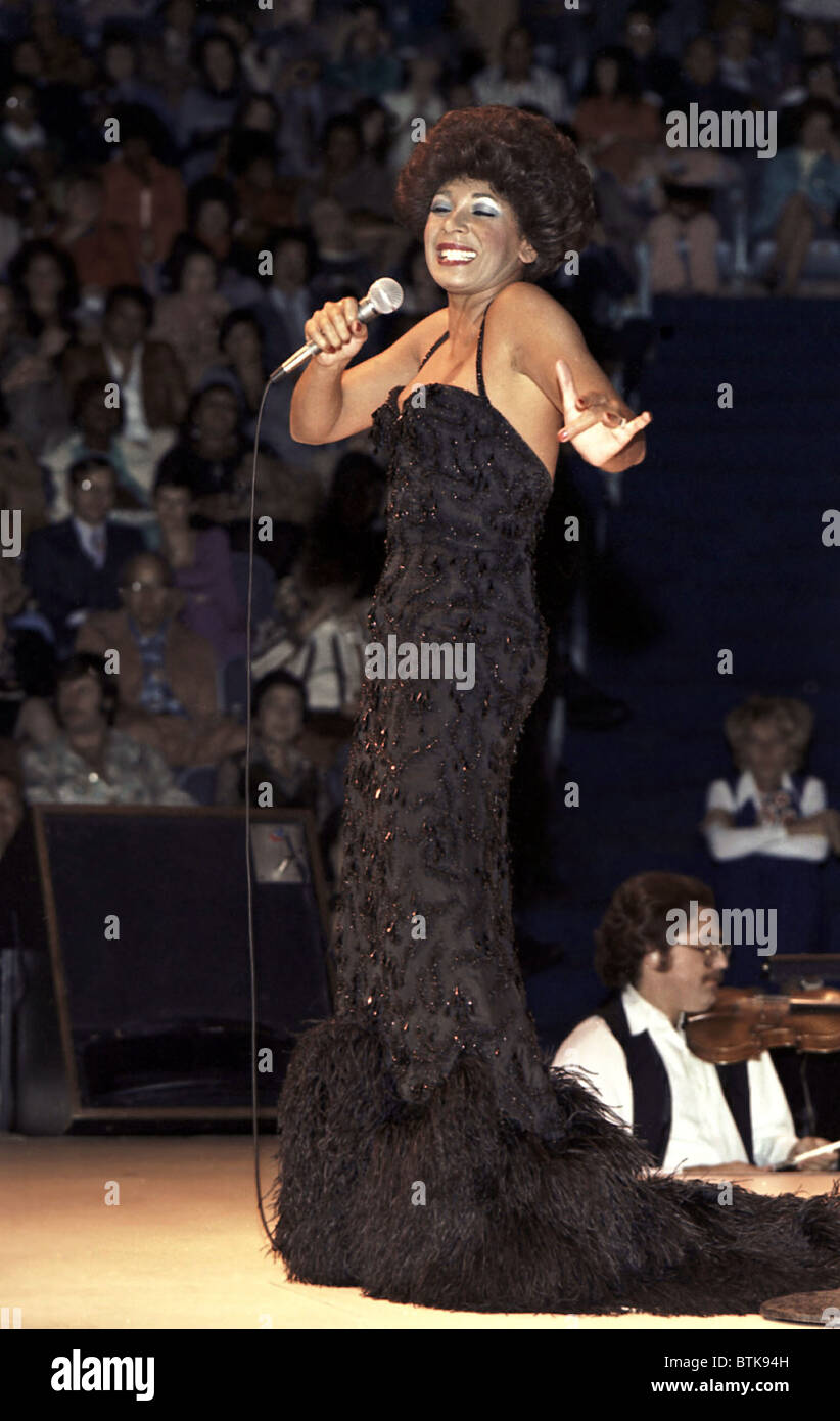 Shirley bassey singer hi-res stock photography and images - Alamy