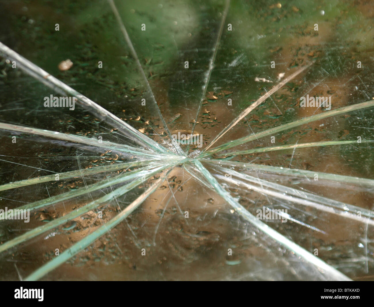 Cracked glass hi-res stock photography and images - Alamy