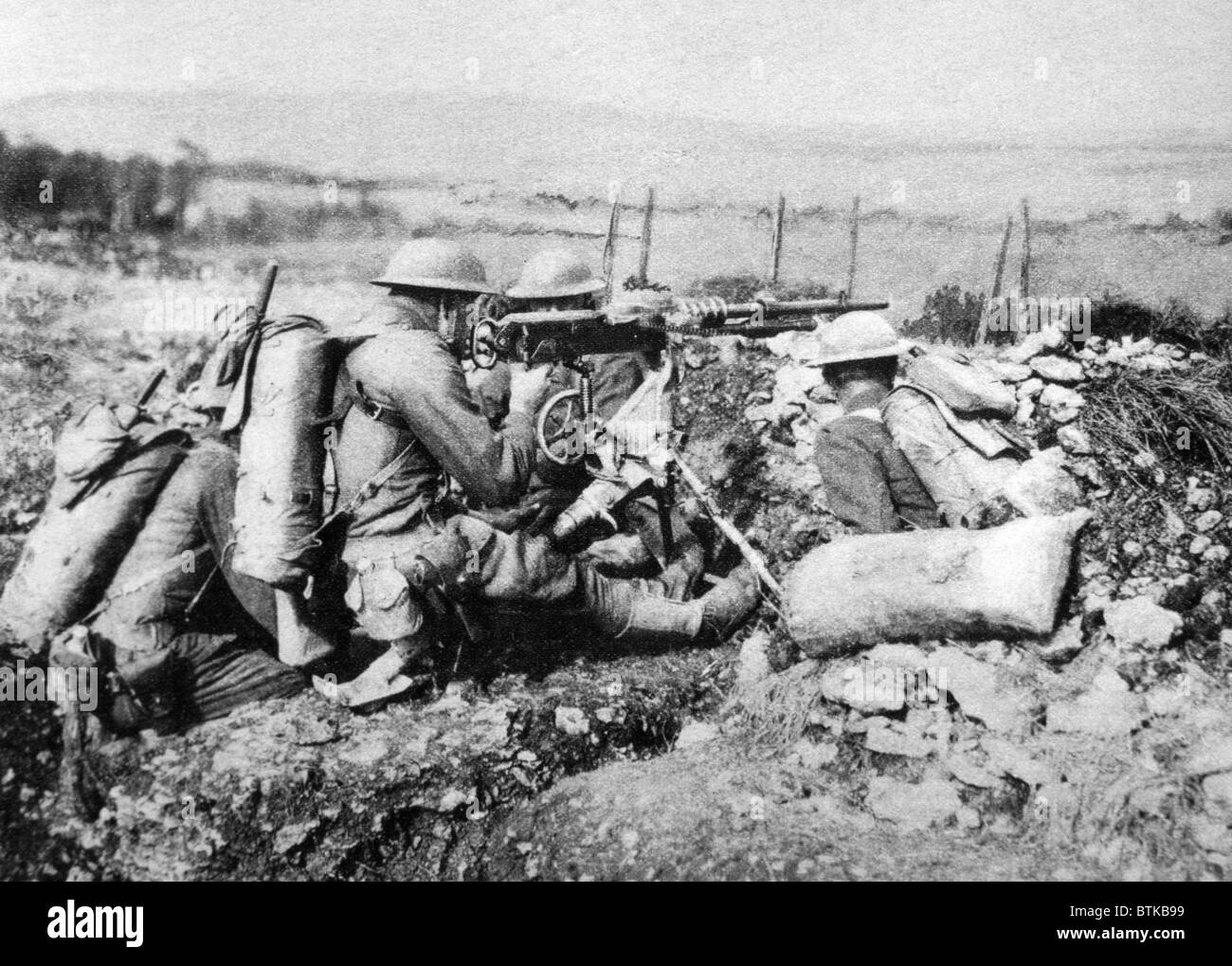 World War I, American machine gunners in battle, 1918, official British ...