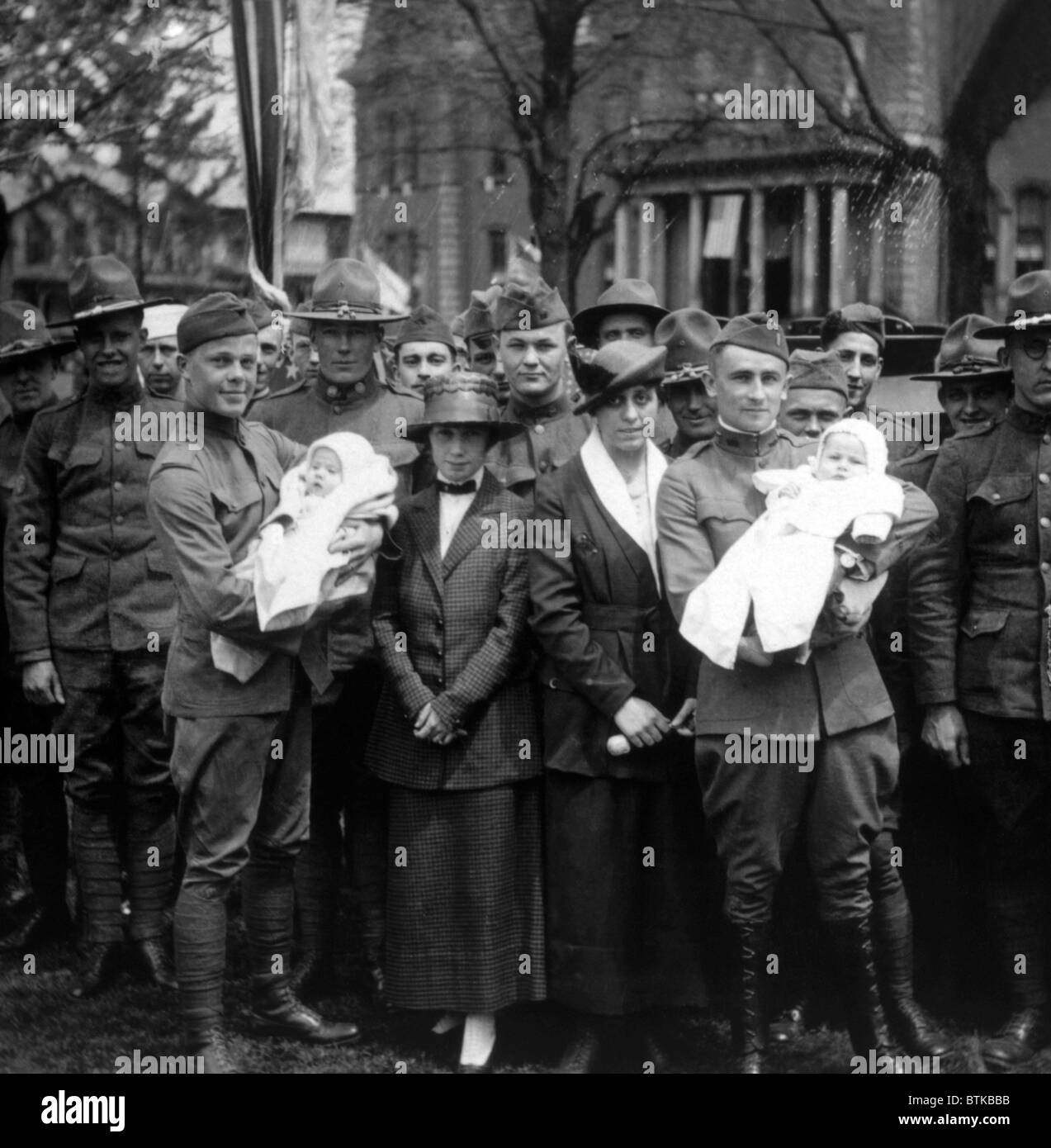World War I, American soldiers back home with their wives and babies ...
