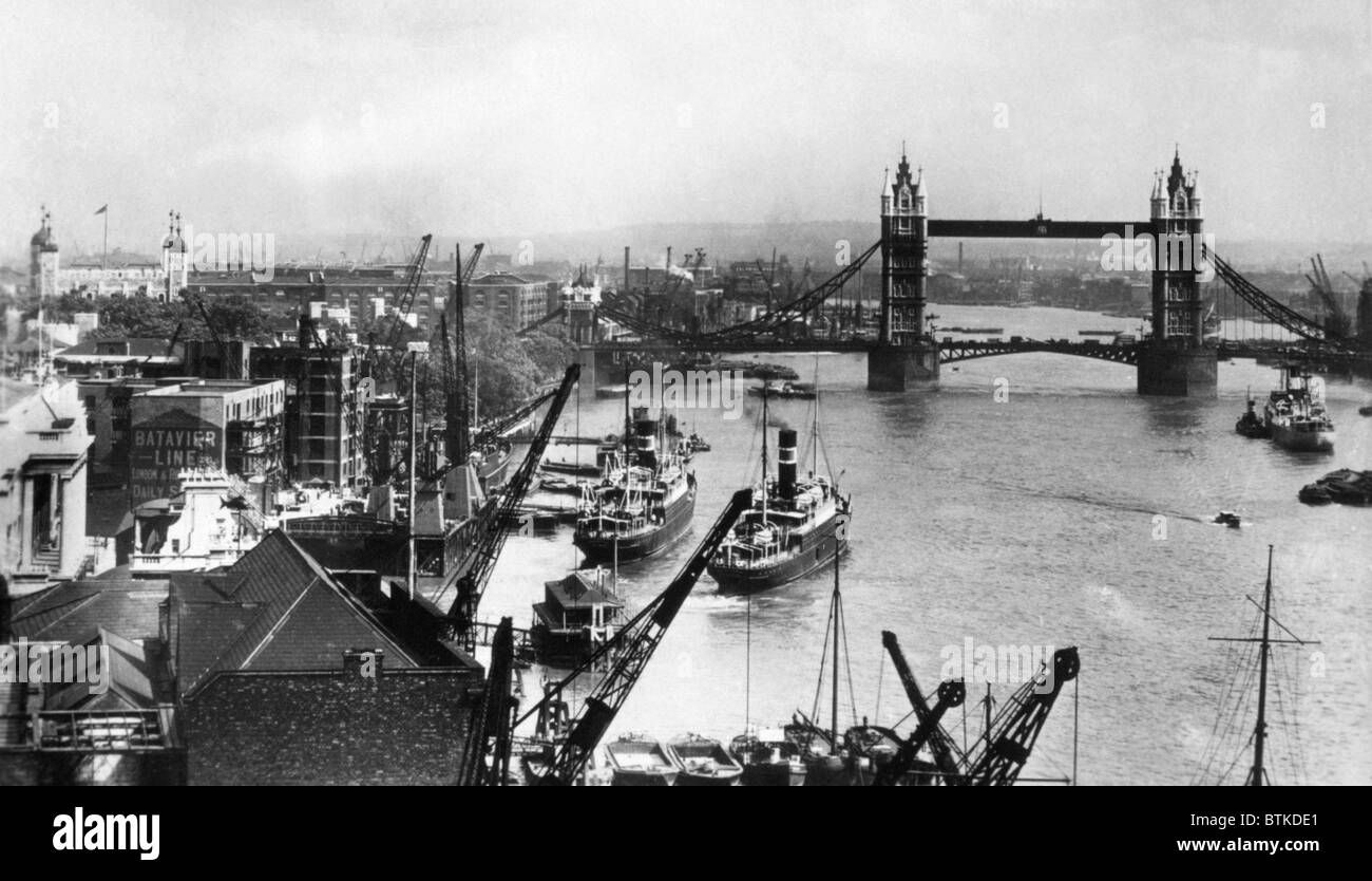 Tower Bridge over the Thames river, London, photograph: circa. 1910 ...