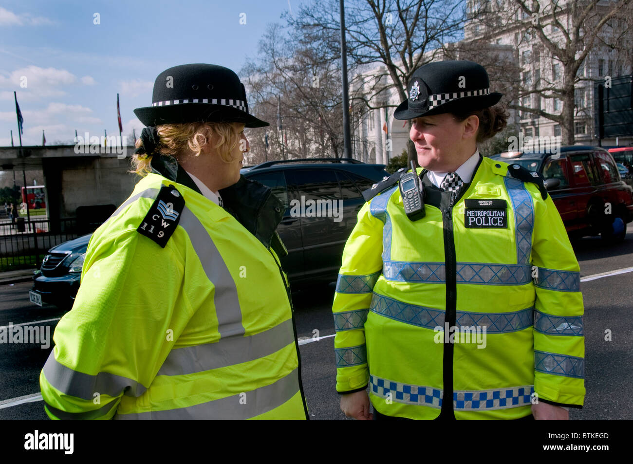 two female police officers chatting Stock Photo - Alamy