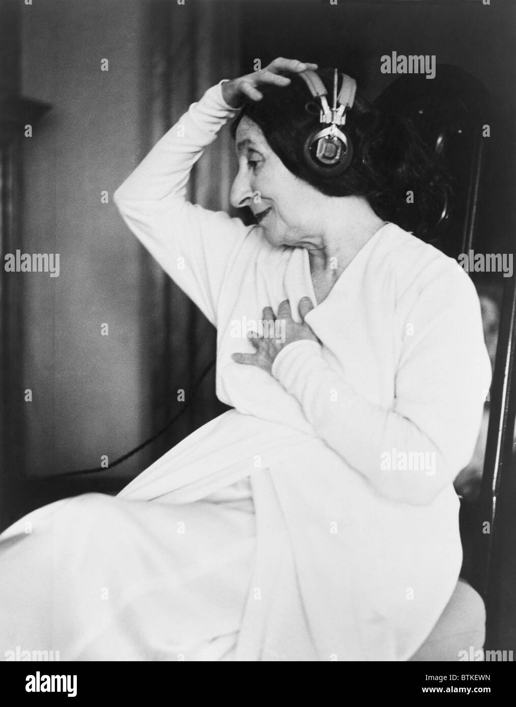 Wanda Landowska (1879-1959), Polish-born harpsichordist wearing ...