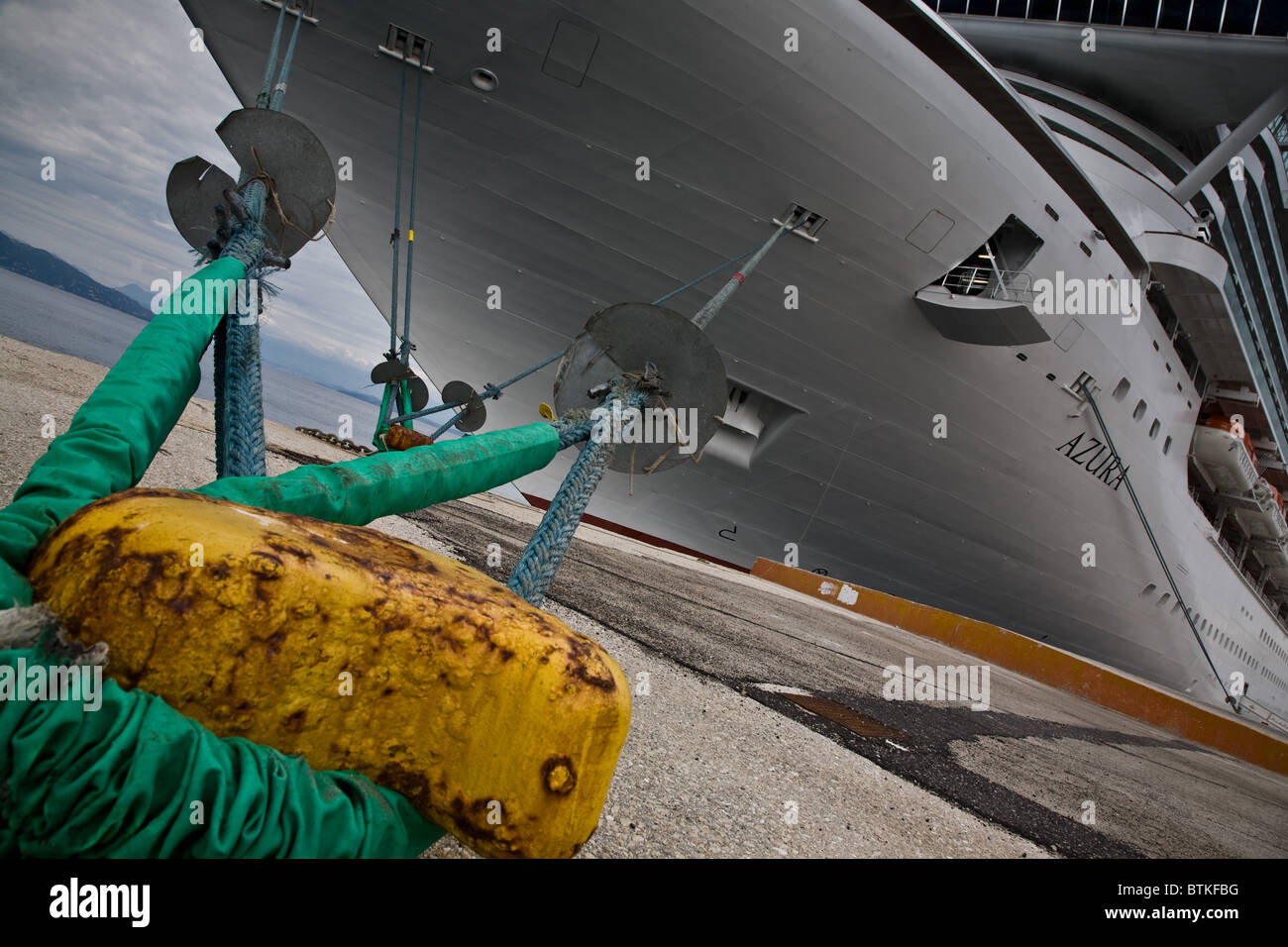 Port bollard quayside ropes ship mooring moored Stock Photo - Alamy