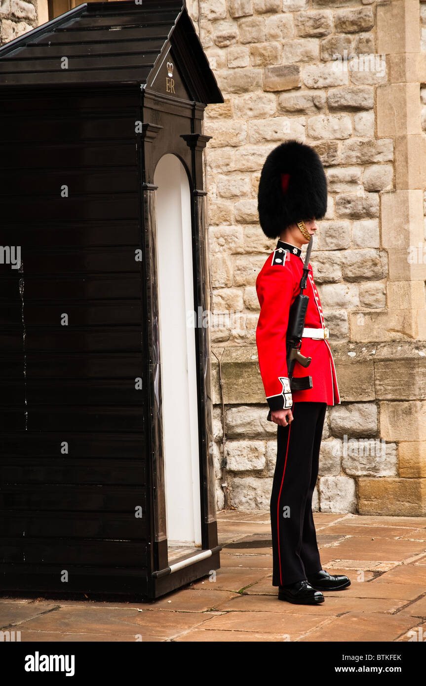 A soldier standing guard, Tower of London Stock Photo - Alamy