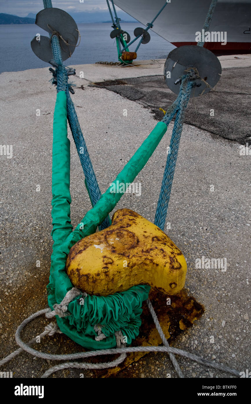 Port bollard quayside ropes ship mooring moored Stock Photo - Alamy